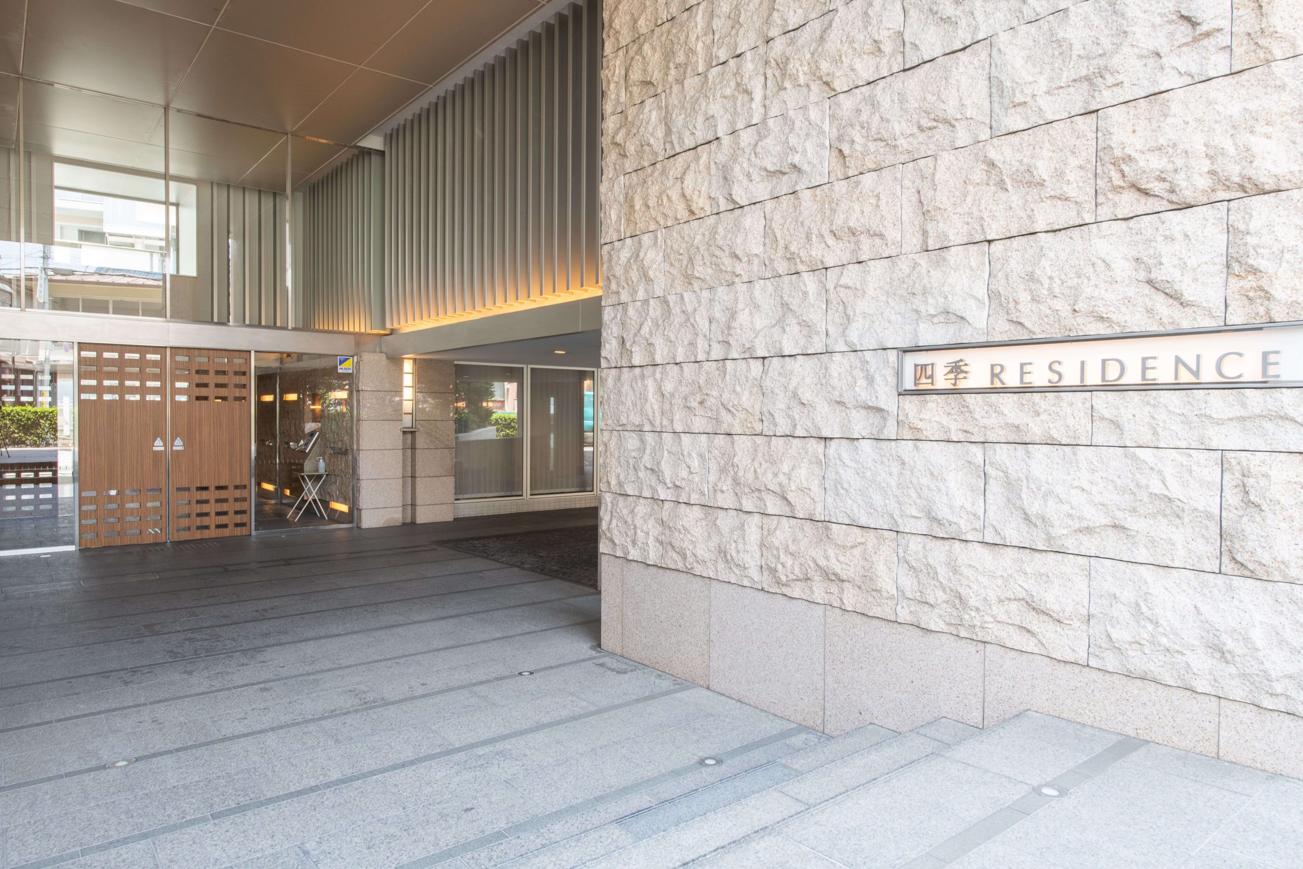 The目黒四季レジデンス ゆったり寛げる約18帖のLDK 東京の高級中古マンション／リノベーションマンションの【mitaina（ミタイナ）】