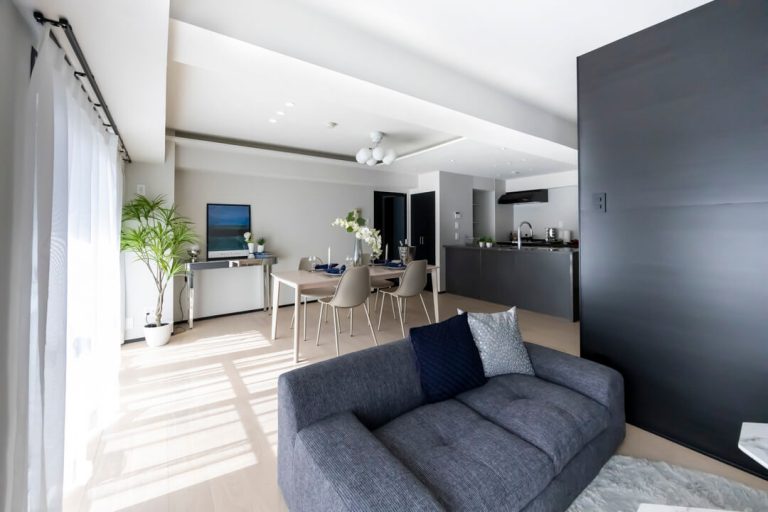 麻布東町マンション 南向きワイドスパンで太陽光が降り注ぐ2SLDK 東京の高級中古マンション／リノベーションマンションの【mitaina（ミタイナ）】