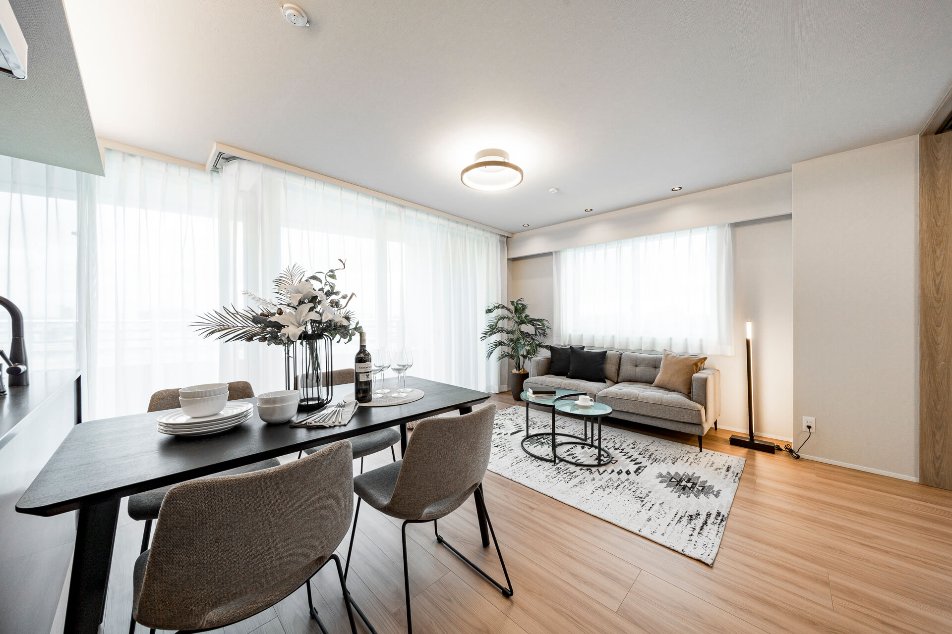 The目黒桜レジデンス 開放的なアイランドキッチンで料理を楽しむ 東京の高級中古マンション／リノベーションマンションの【mitaina（ミタイナ）】